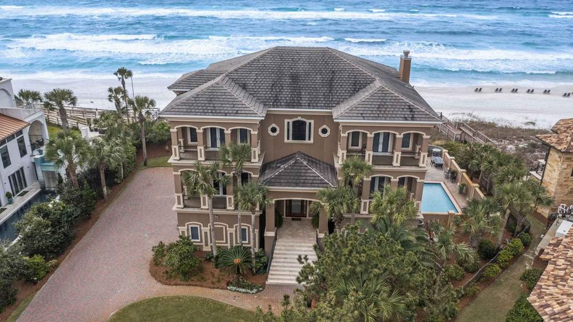 5 Fabulous Beach Houses to Browse for an Endless Summer